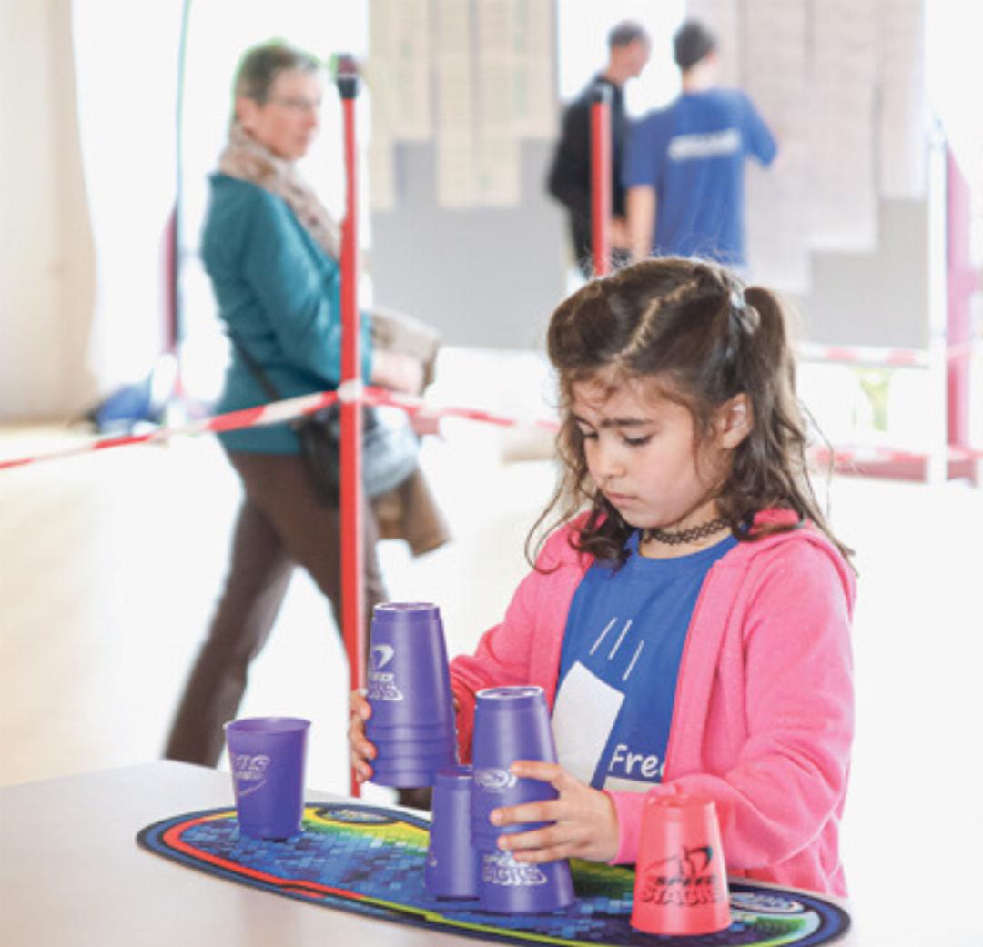 Becher stapeln auf Zeit