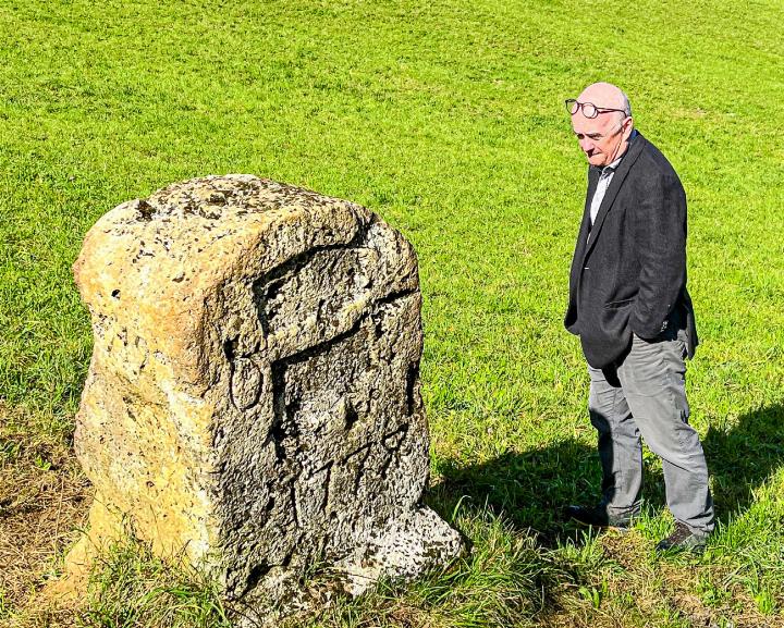 Von Stein zu Stein: Der Kantons geometer geht hart an der Grenze